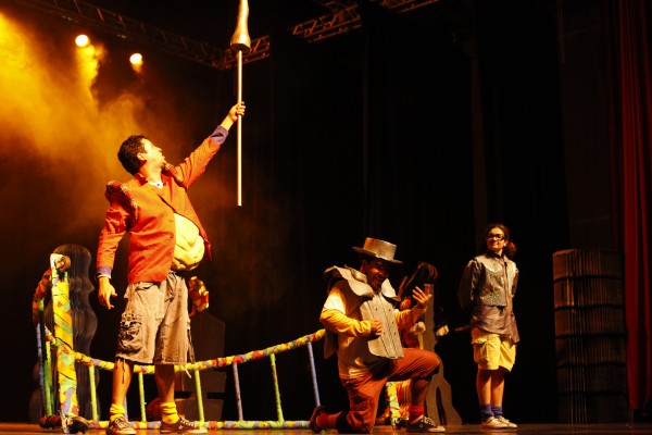 A peça infantil "O Buraco do Muro" ocupa o Teatro da Caixa