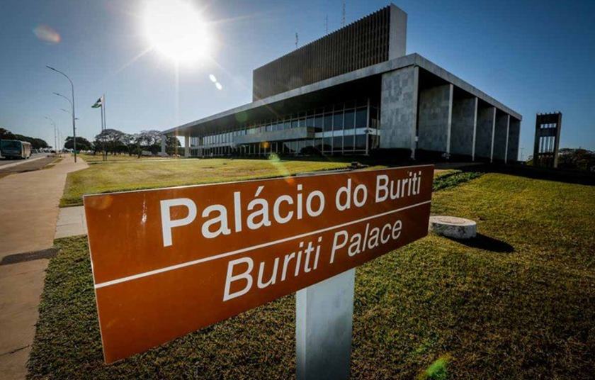 Contracheque gordo no GDF: 149 servidores receberam mais de R$ 100 mil