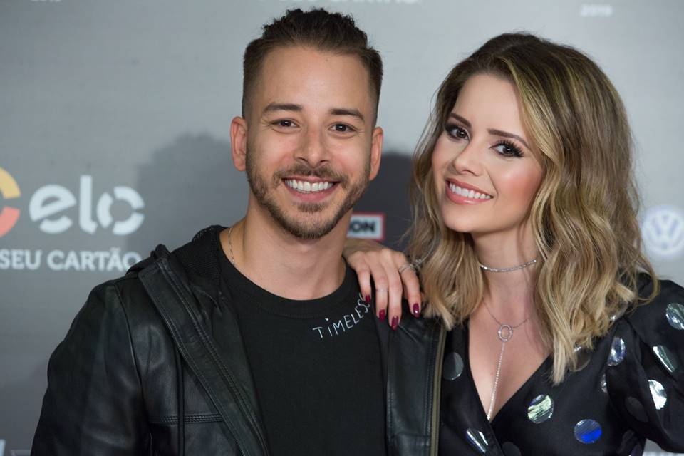Fãs de Sandy dão o troco na cantora após crítica sobre foto colorida
