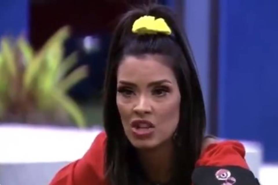 BBB20: Ivy faz careta e reclama ao oferecerem doce para Babu