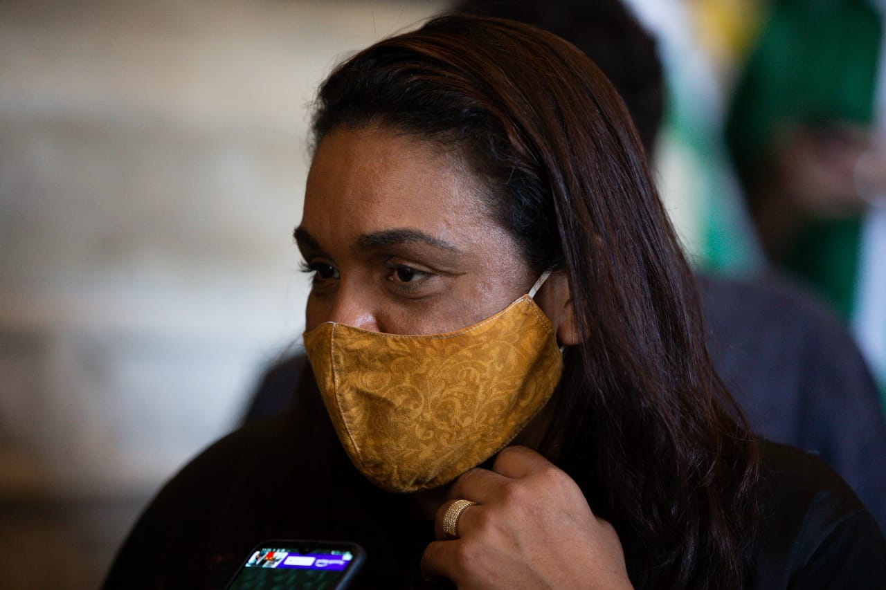 Neta de Elza diz que pai morreu no mesmo dia que avó: "Coincidências"