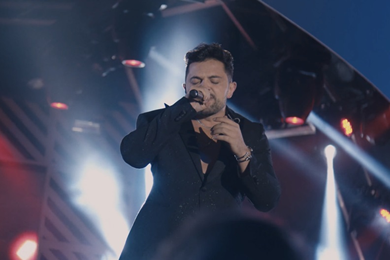 Promessa do sertanejo, Henrique Casttro faz estreia em Barretos