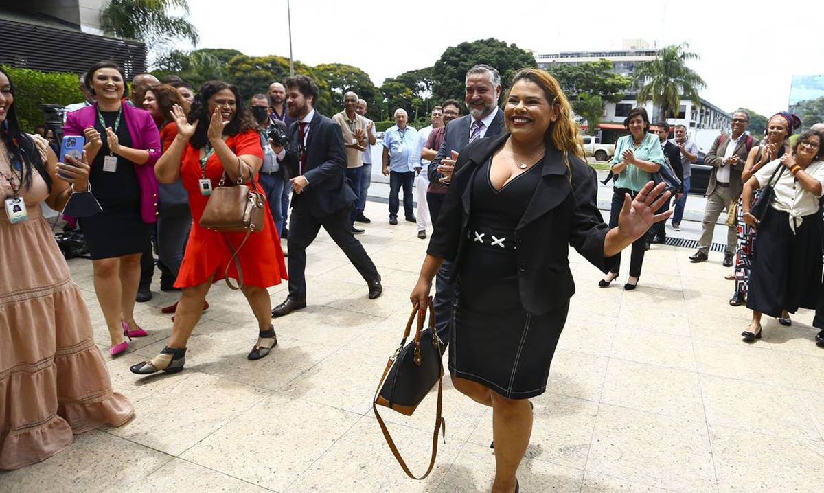 Jornalista Kariane Costa toma posse como nova presidente da EBC