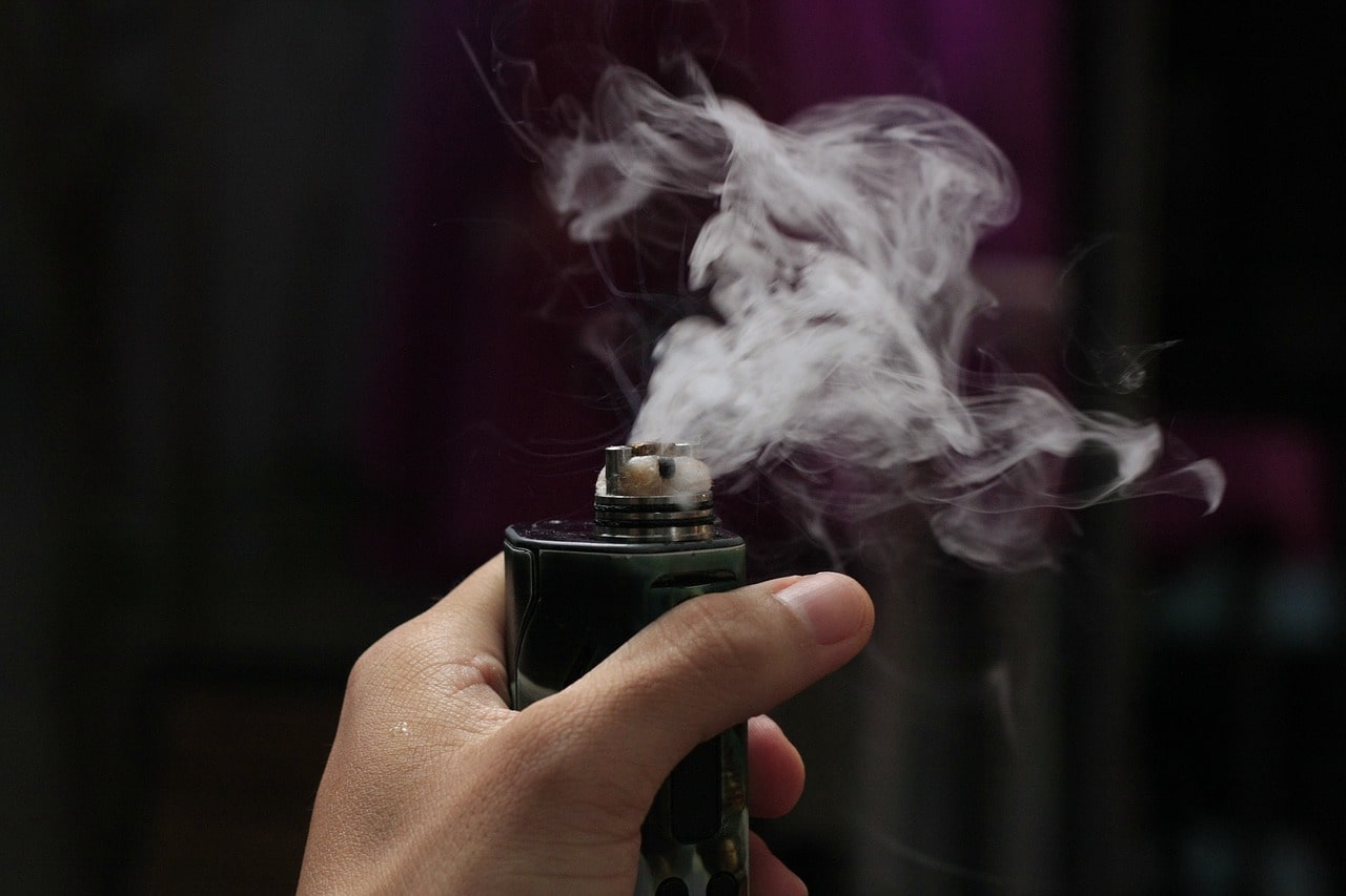 Mesmo proibido, uso de cigarro eletrônico segue forte no Brasil
