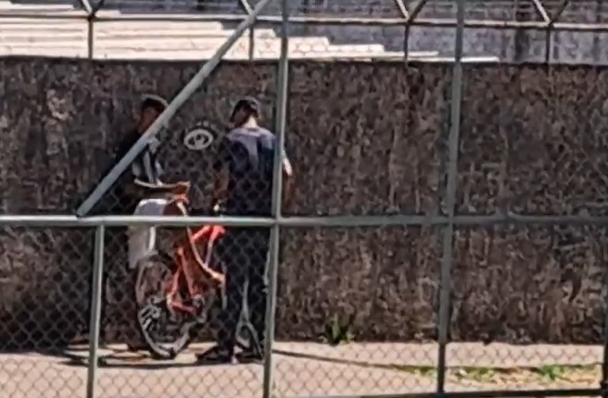 Vídeo. Jovem vendia crack perto de escola do DF e acaba preso