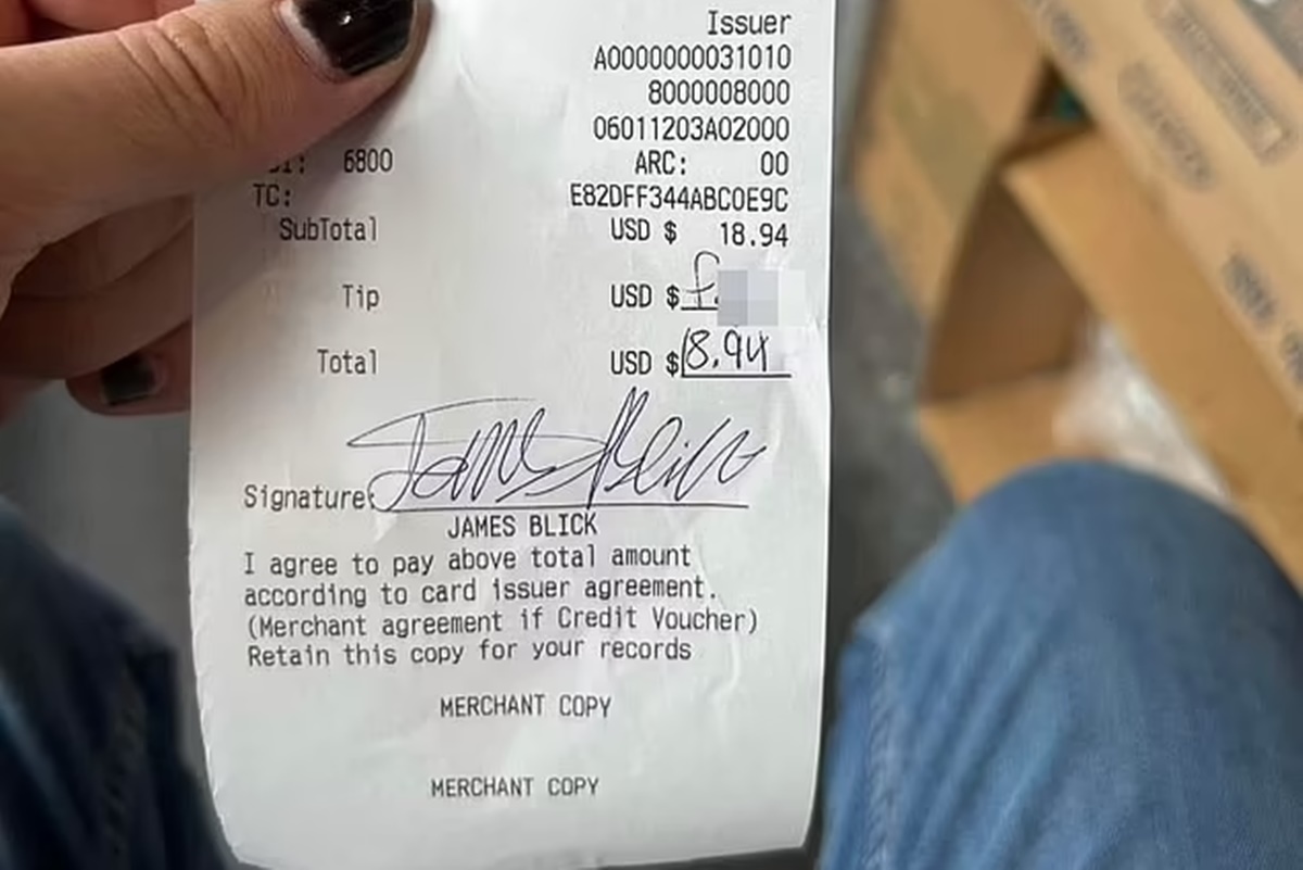 Garçom recebe comentário homofóbico de cliente em recibo: "Fag"