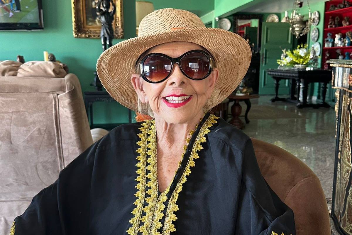 Socialite Regina Lemos volta para mansão após prisão de ex-motorista