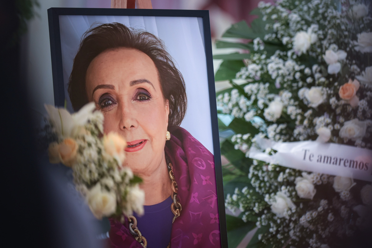 Familiares, amigos e autoridades se despedem da pioneira Elcy Meireles