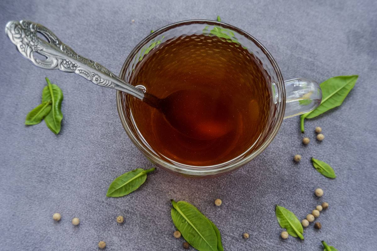 Saiba qual chá com efeito detox ajuda a "limpar" a gordura no fígado
