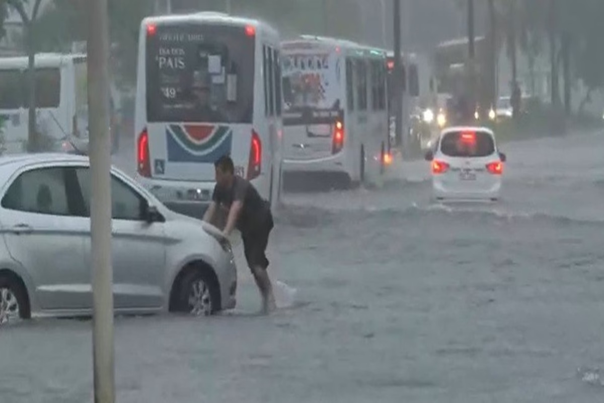 Chuva intensa causa alagamentos e congestionamentos em João Pessoa
