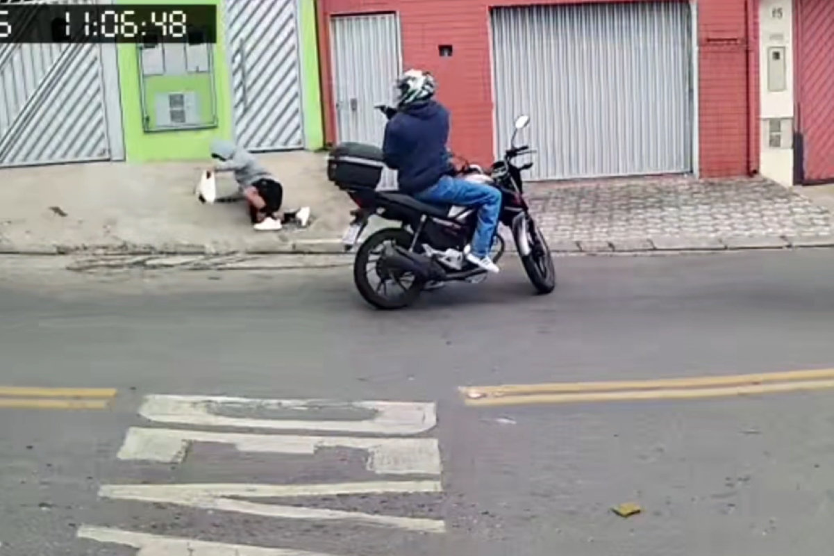Vídeo: assaltante armado é flagrado roubando celular na zona sul de SP