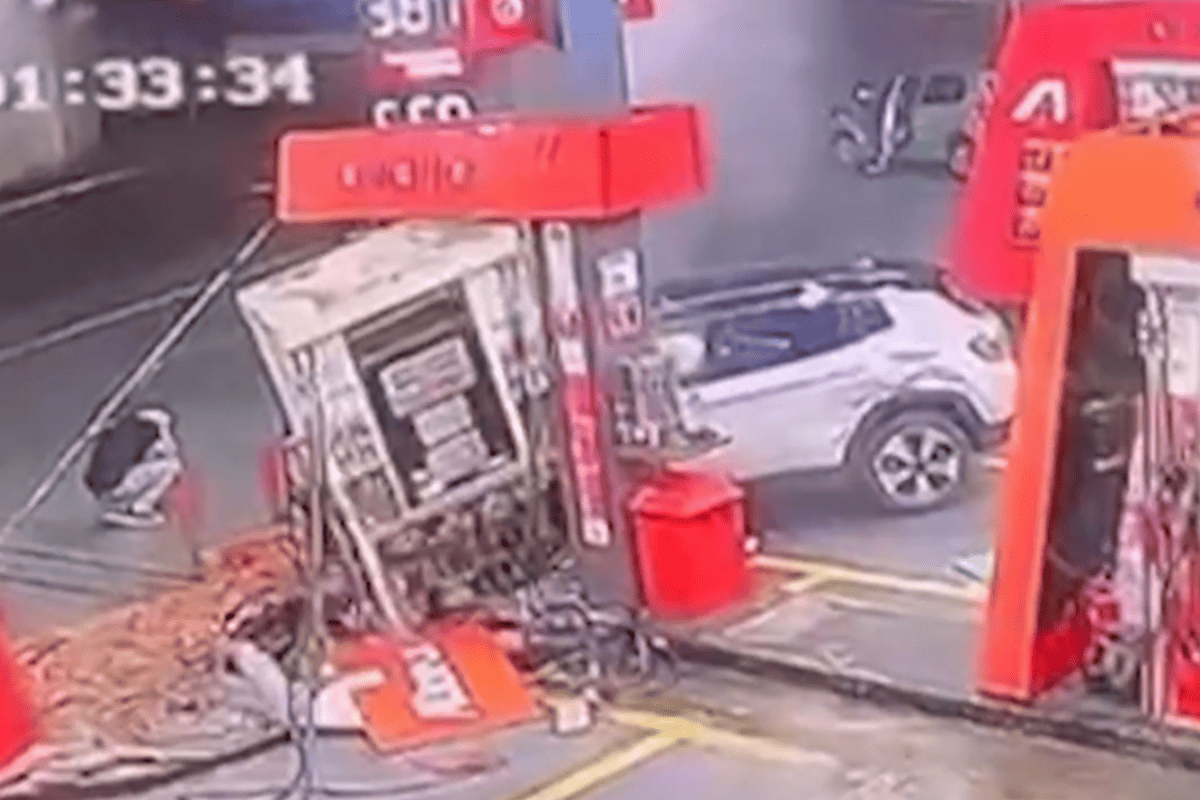 Carro invade posto, destrói bomba de combustível e deixa 3 feridos