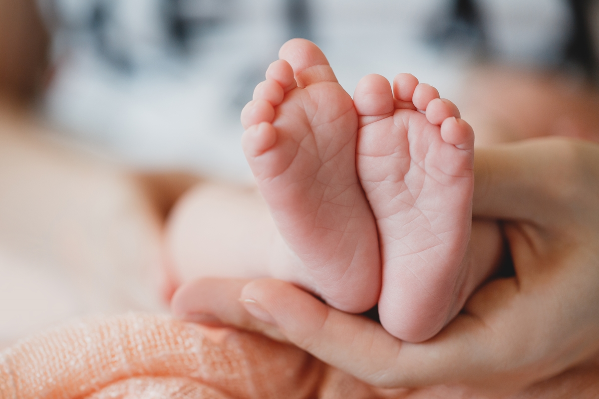 Bebê de 1 ano cai da cama durante brincadeira e morre em assentamento
