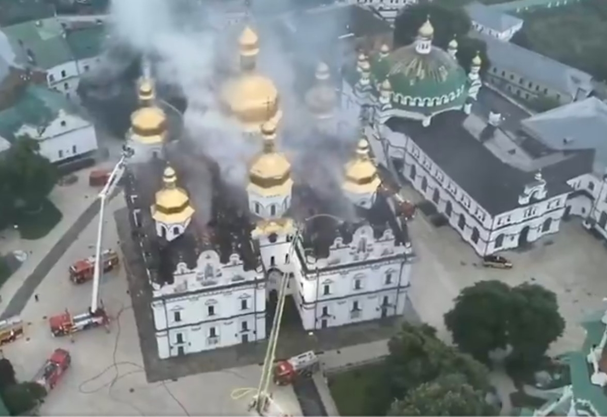 Ataque maciço russo deixa catedral histórica de Kiev em chamas