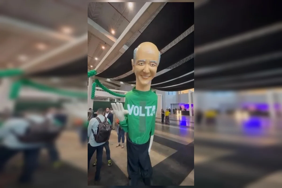 TRE-DF proíbe “bonecão” de Arruda e aponta propaganda antecipada